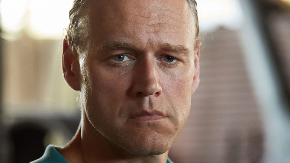 Death in Paradise guest star Elliot Cowan teases series 9 premiere ...