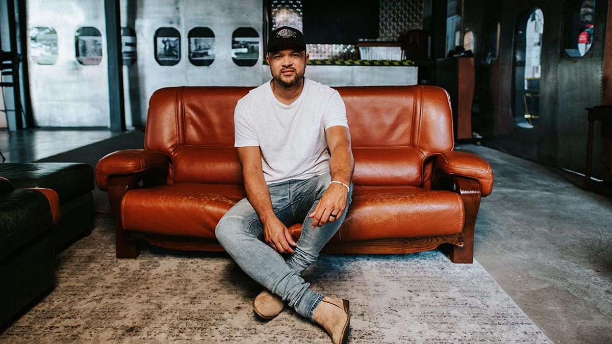 Tebey puts a Country spin on The Weeknd's 'Blinding Lights ...