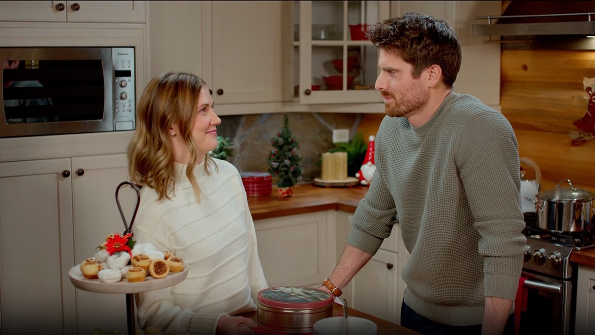 Review: 'Coupled Up For Christmas' is familiar but a lot of fun ...