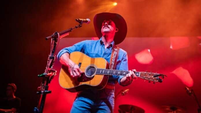 Riley Green tips his hat to Toby Keith and real-life resilience on new ...