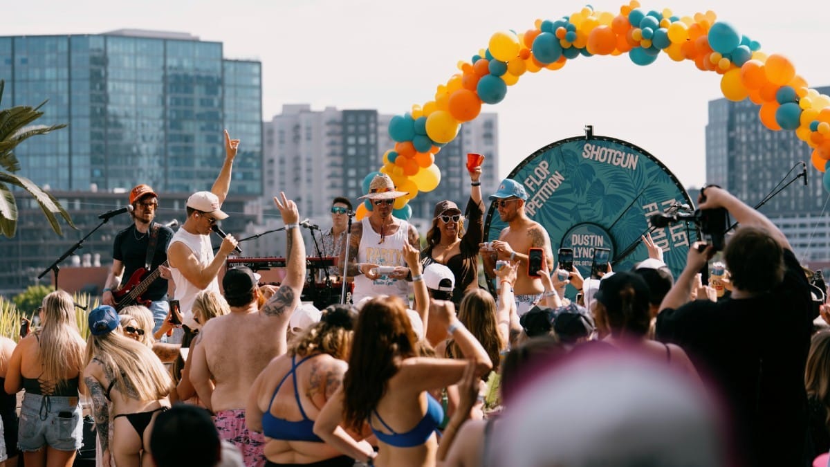 Dustin Lynch lights up CMA Fest week with poolside party and late-night ...